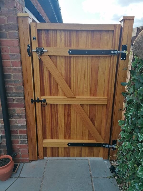 Hanging a Gate | Gate Installation - Stellar Gates